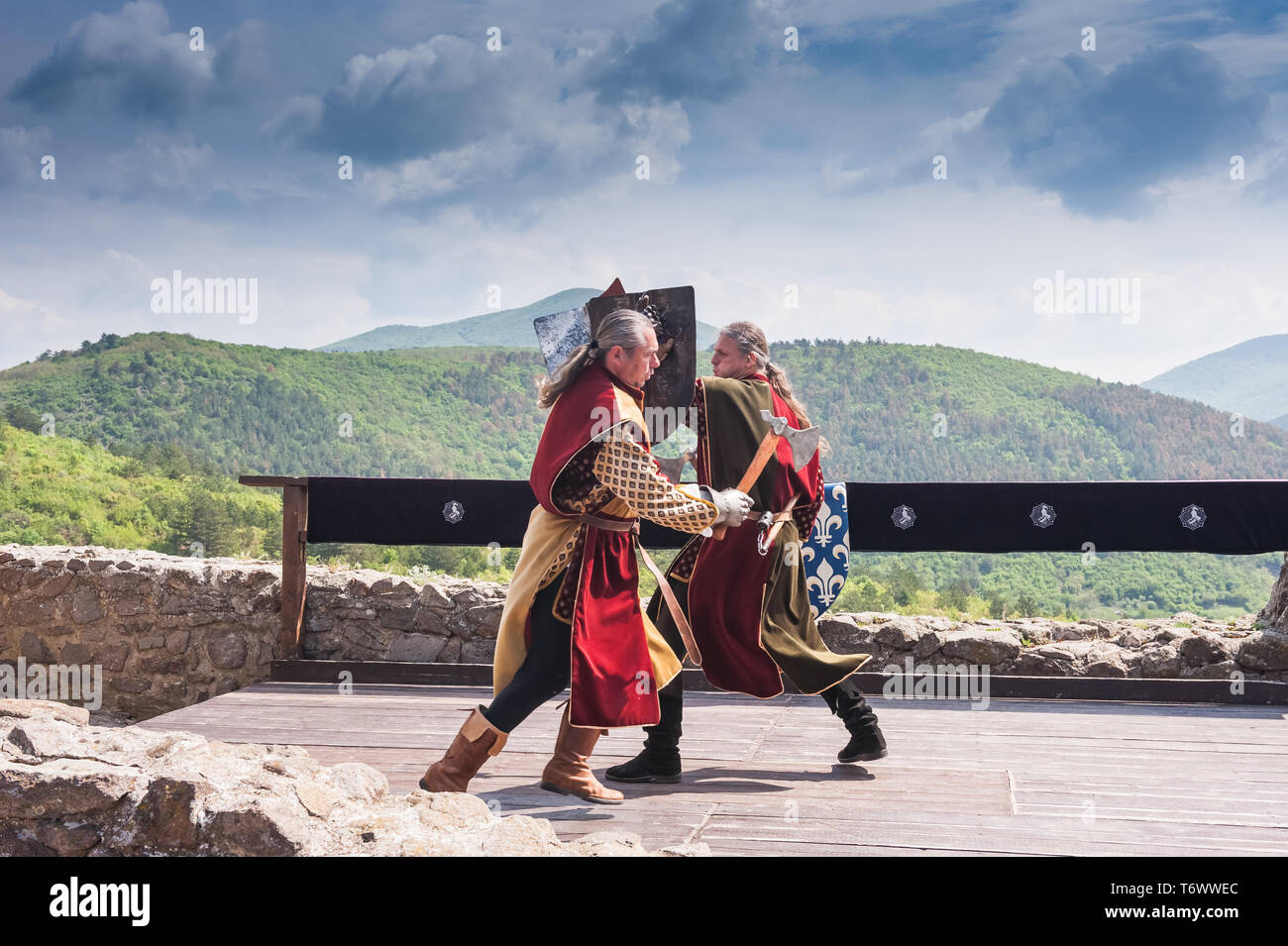 Medieval knights in mortal hi-res stock photography and images - Alamy