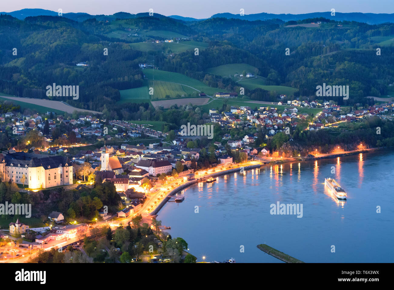 Grein: view to town Grein, river Donau (Danube), region Strudengau ...