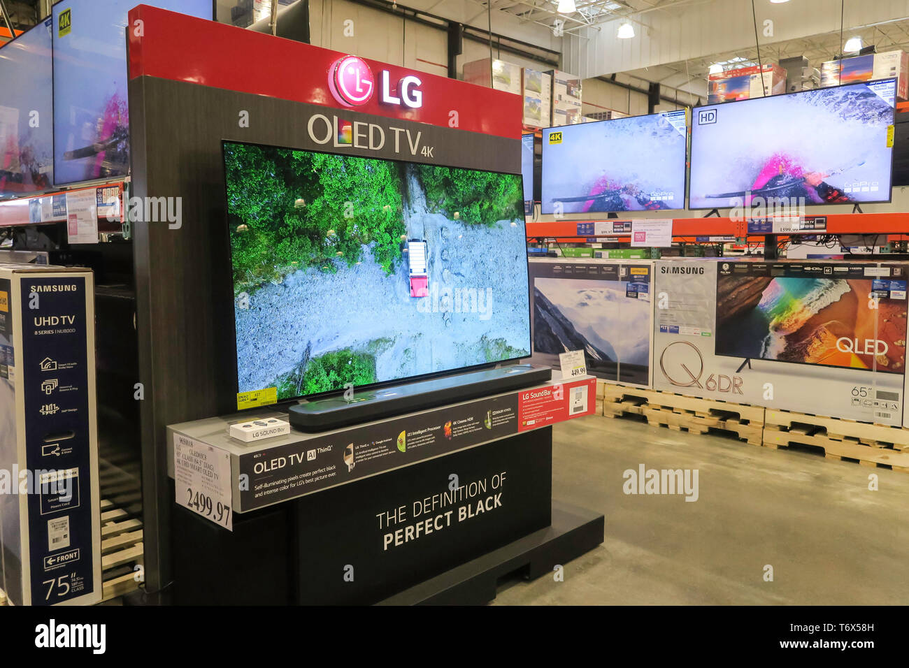 Big screen tv in box hi-res stock photography and images - Alamy