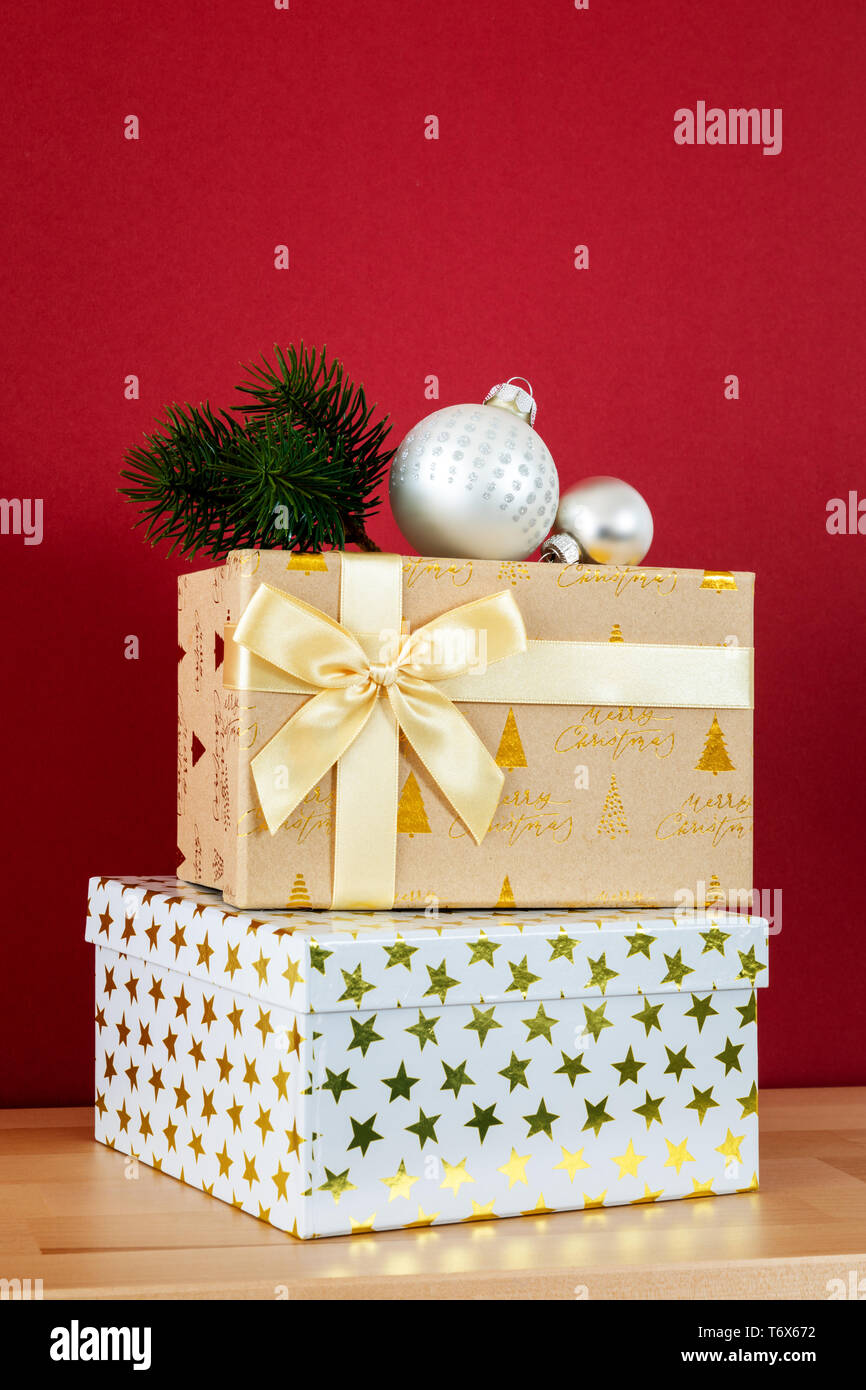 Gift boxes red balls hi-res stock photography and images - Alamy