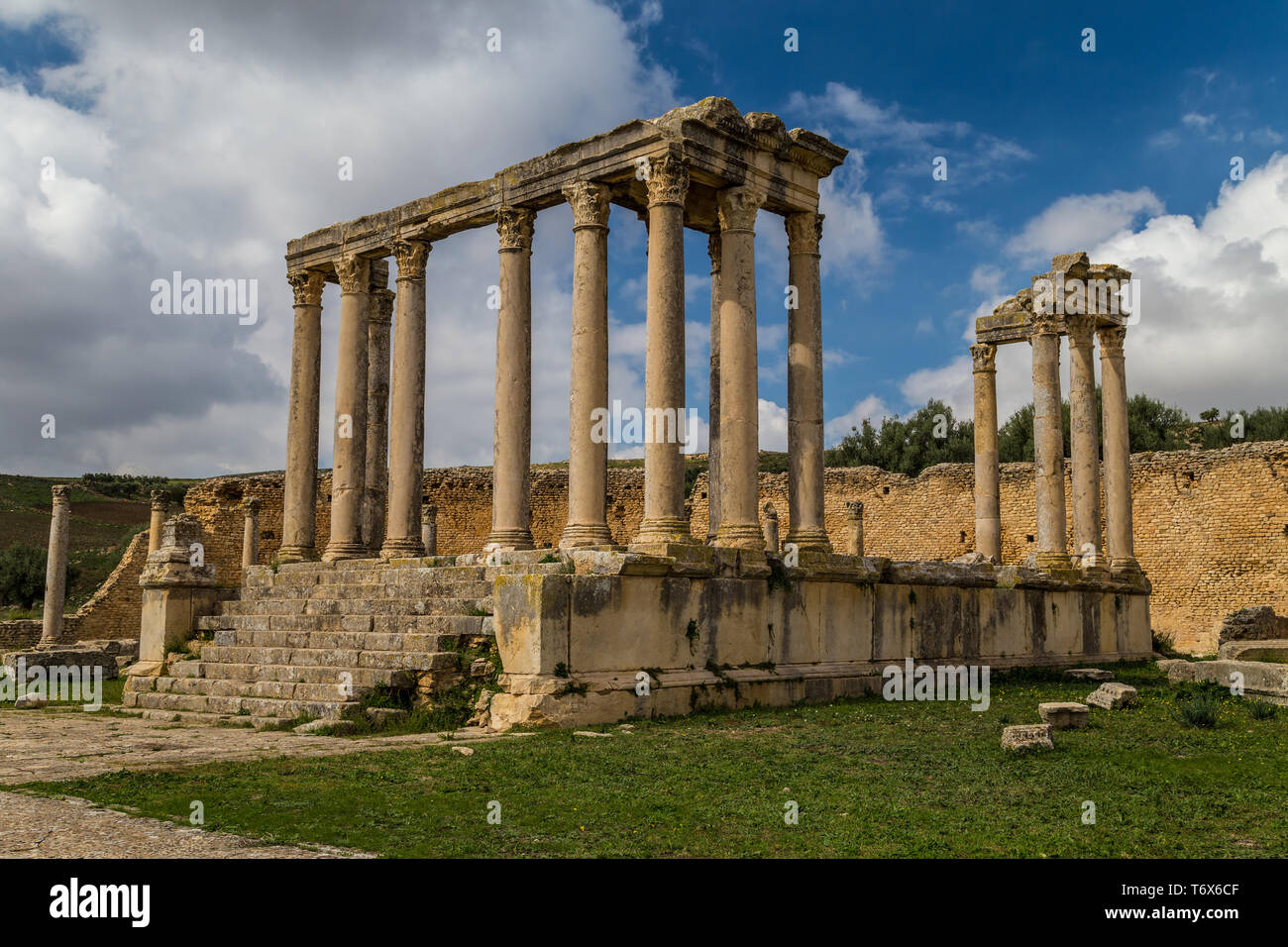 Roman temple facade hi-res stock photography and images - Alamy