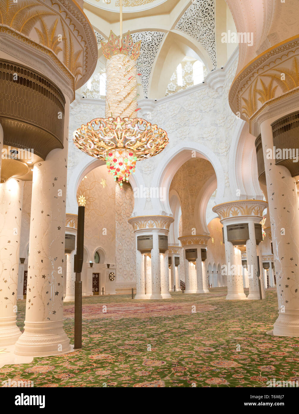 Sheikh zayed grand mosque and carpet hi-res stock photography and ...