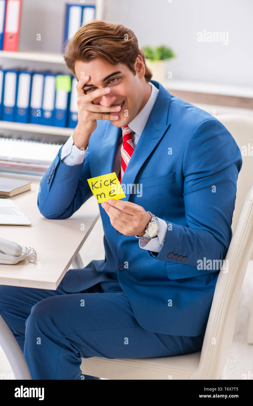 Office prank with kick me message on sticky note Stock Photo - Alamy