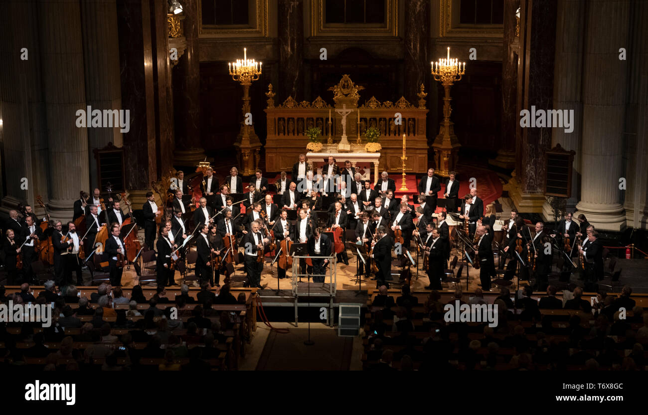 Berlin symphony orchestras hi-res stock photography and images - Alamy