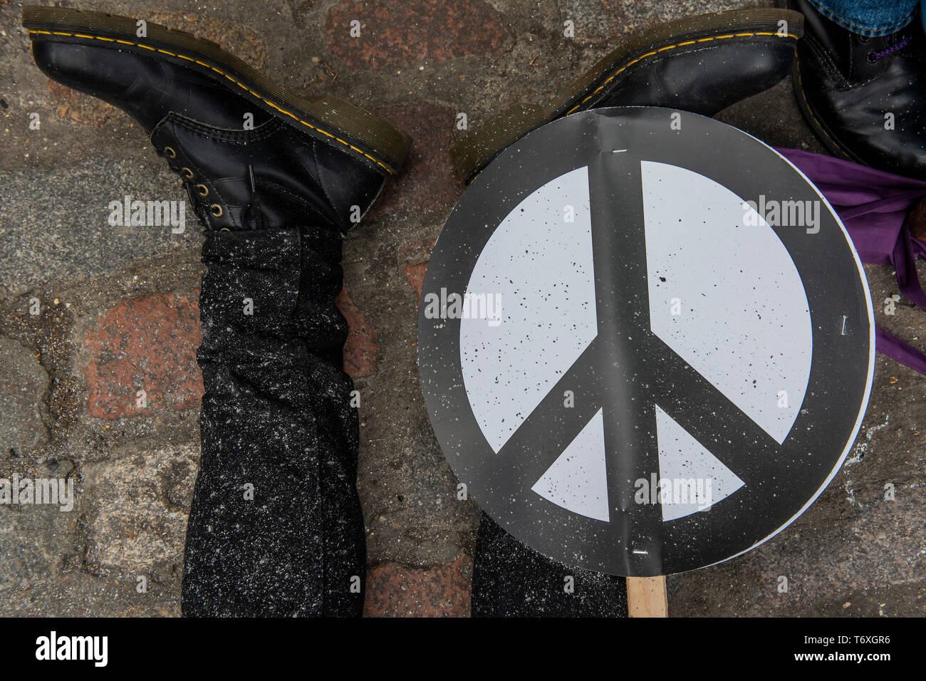 Hrh symbol hi-res stock photography and images - Alamy