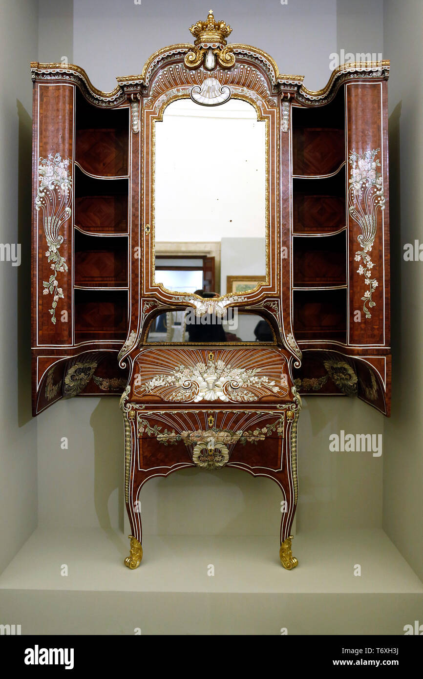 Old Fashioned Vanity Set | rigonidiasiago-usa.com