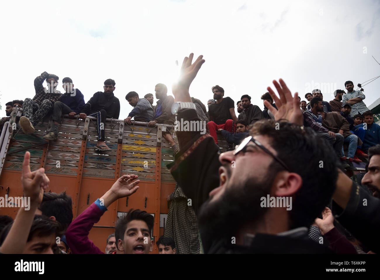 Pulwama, India, 3rde May 2019. Kashmiri villagers seen shouting pro ...