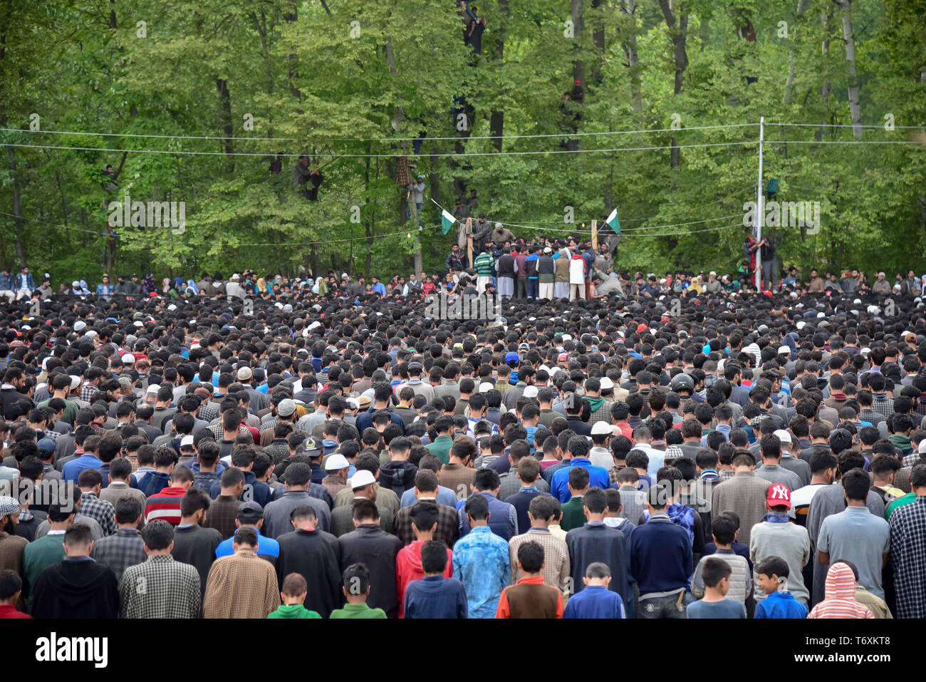 Pulwama, India, 3rde May 2019. Kashmiri villagers seen offering funeral ...