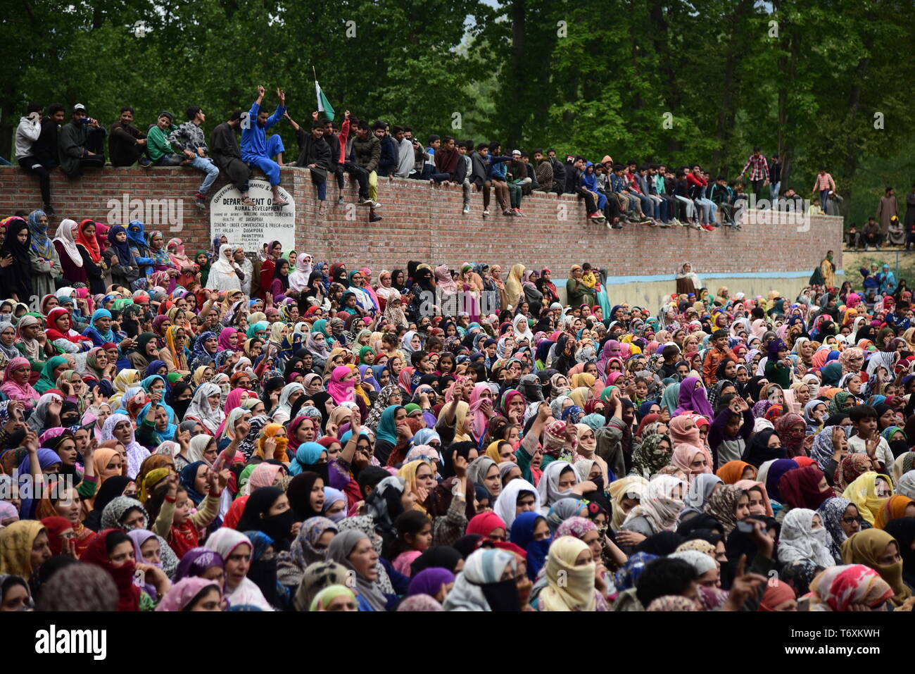 Pulwama, India, 3rde May 2019. Kashmiri villagers are seen watching the ...