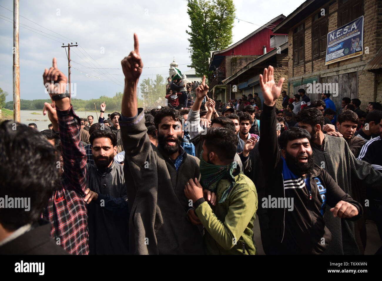 Pulwama, India, 3rde May 2019. Kashmiri villagers are seen shouting pro ...