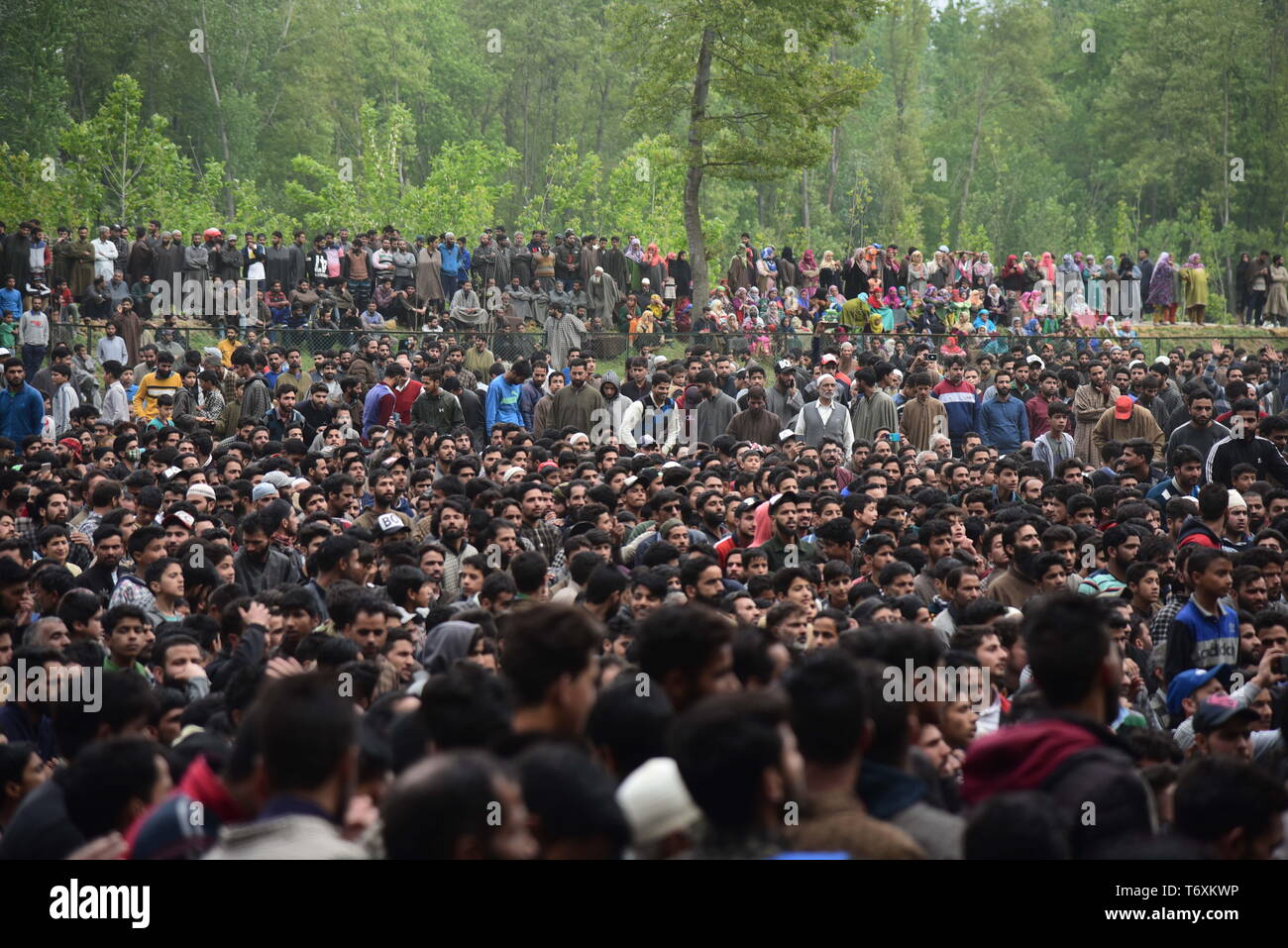 Pulwama, India, 3rde May 2019. Kashmiri villagers are seen watching the ...