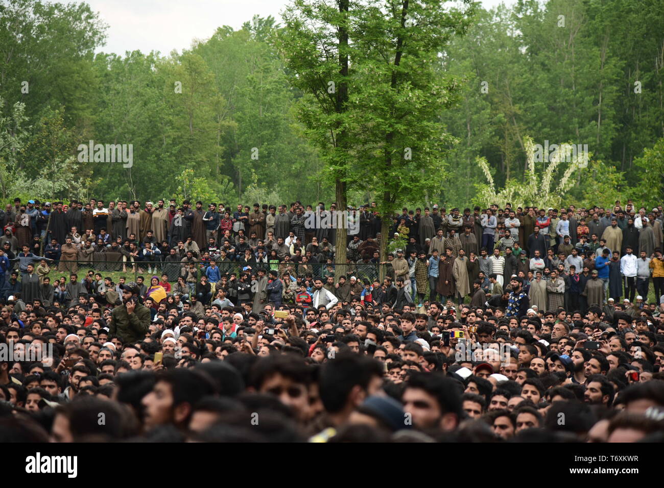 Pulwama, India, 3rde May 2019. Kashmiri villagers are seen watching the ...