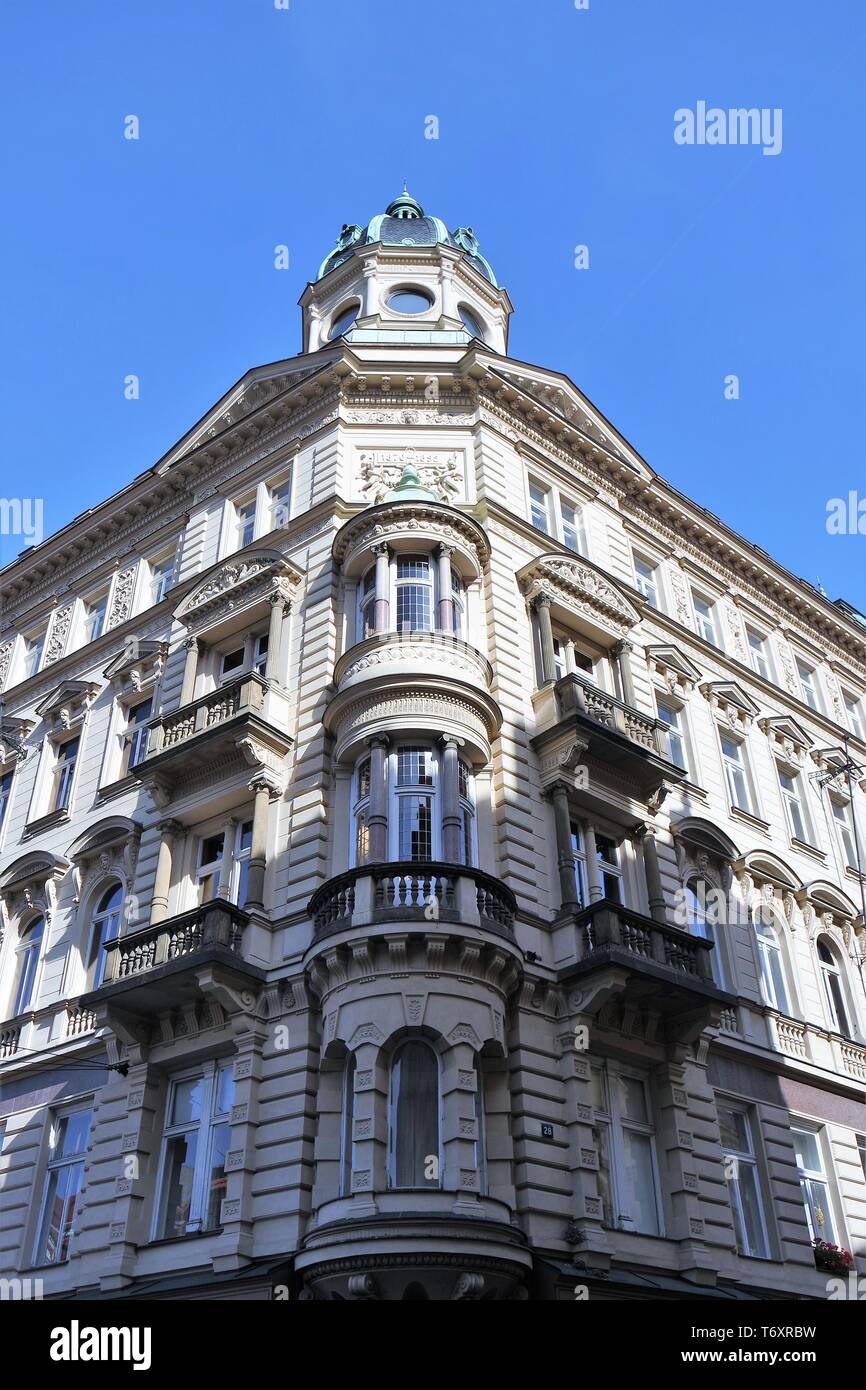 Rounded corner building hi-res stock photography and images - Alamy