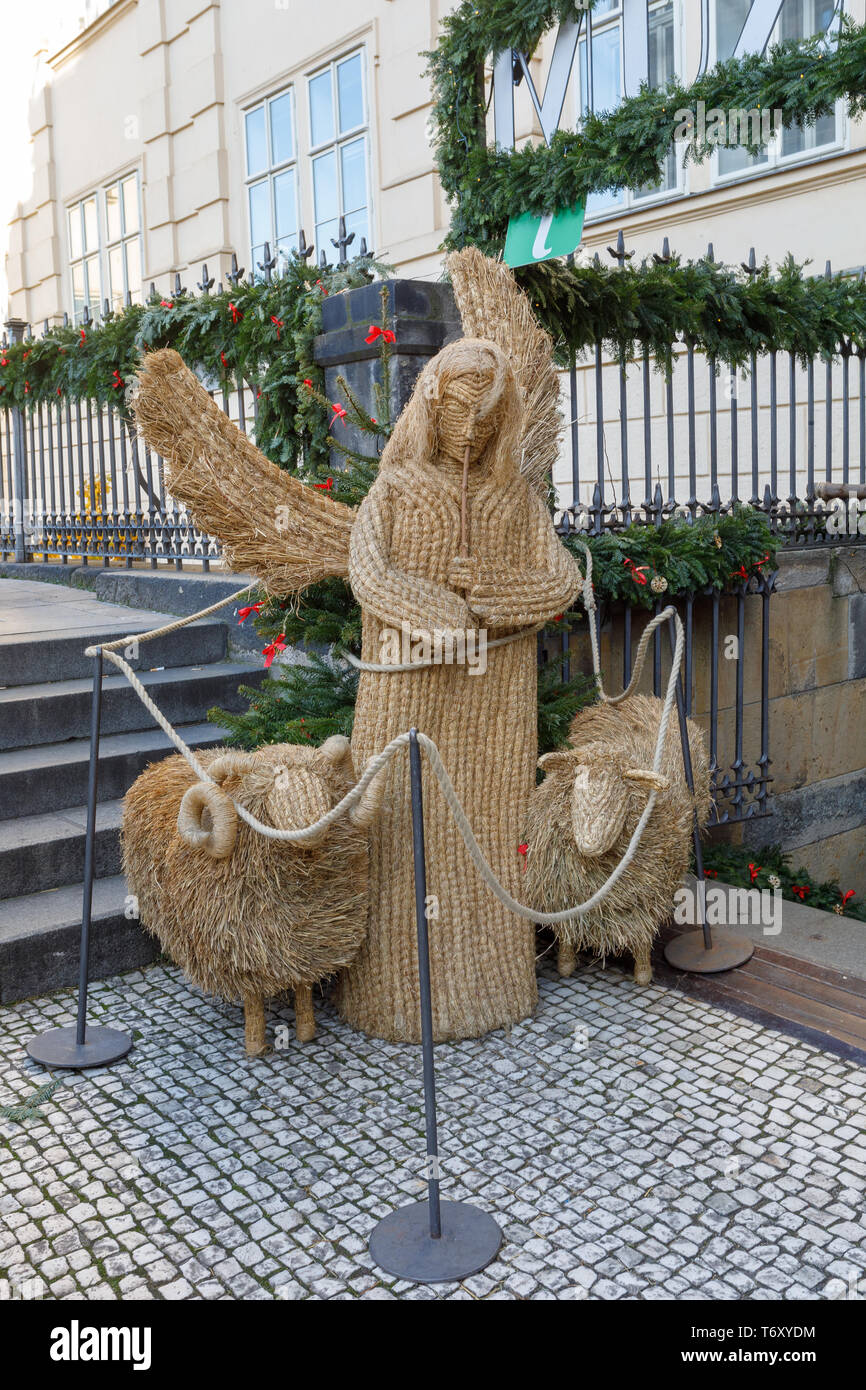 Traditional christmas straw nativity scene Stock Photo - Alamy
