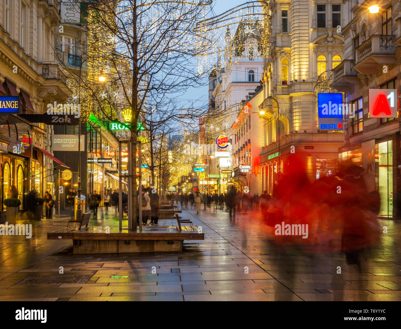 Vienna shopping in the city Stock Photo - Alamy