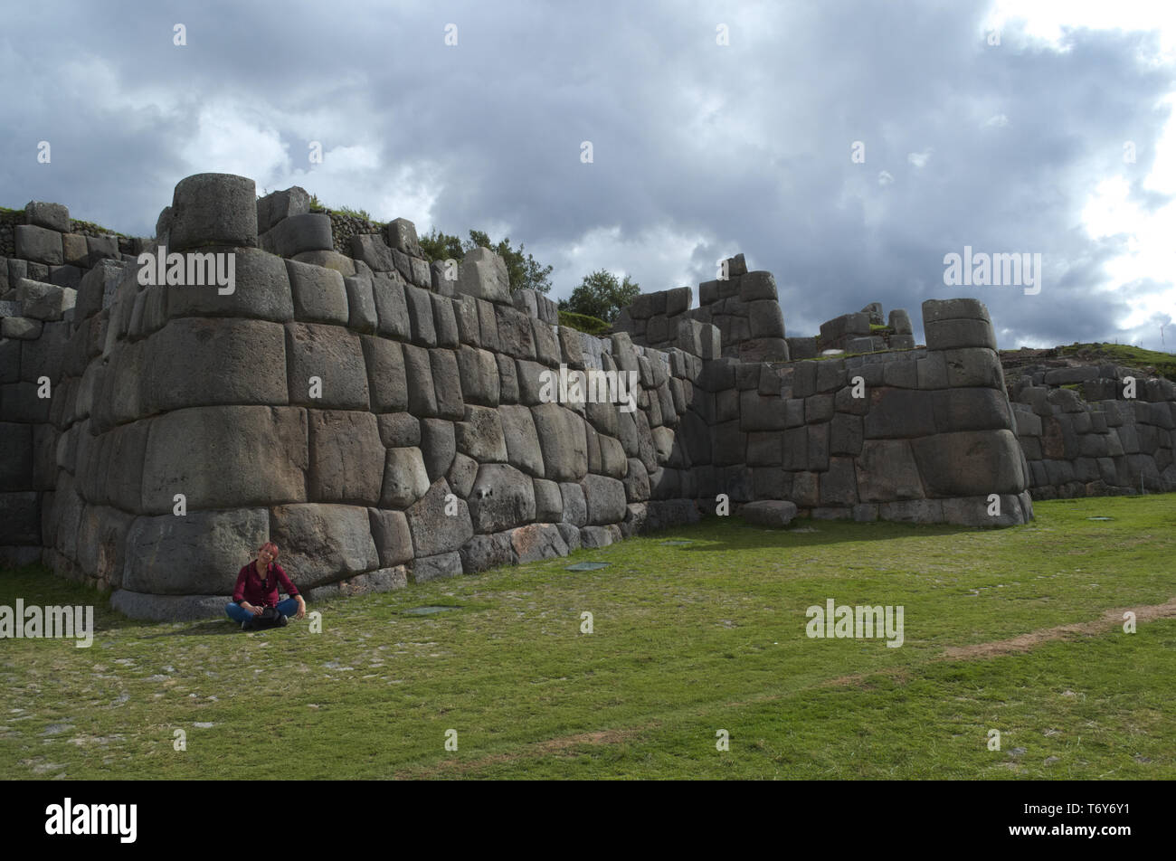 View of the huge stone walls of the ruins of Sacsayhuaman in Cusco ...