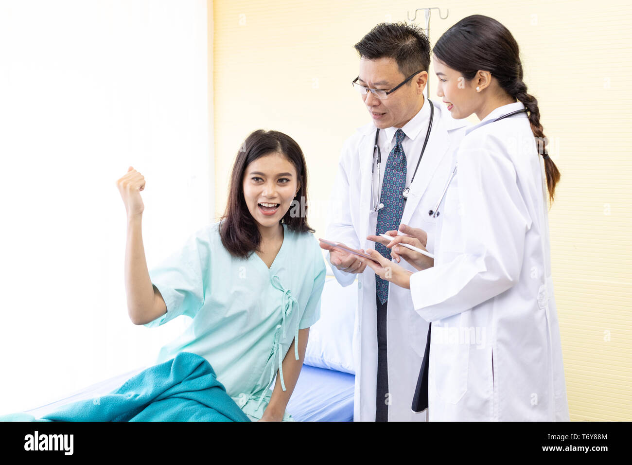 Patient talking receptionist hi-res stock photography and images - Alamy