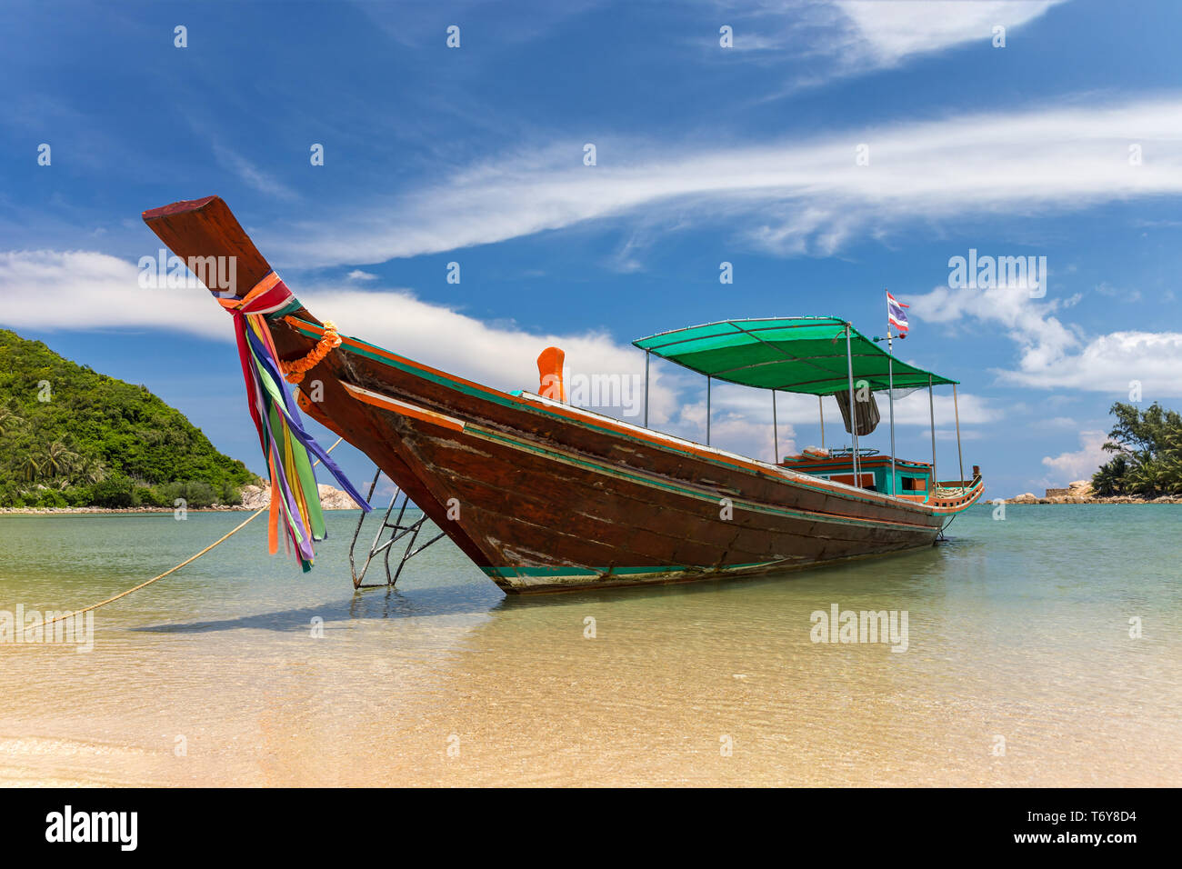 Traditional thai long boat moored at a beach Stock Photo - Alamy