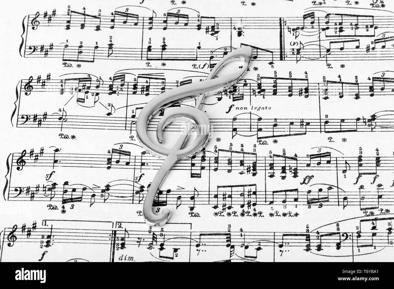 Treble clef background hi-res stock photography and images - Alamy