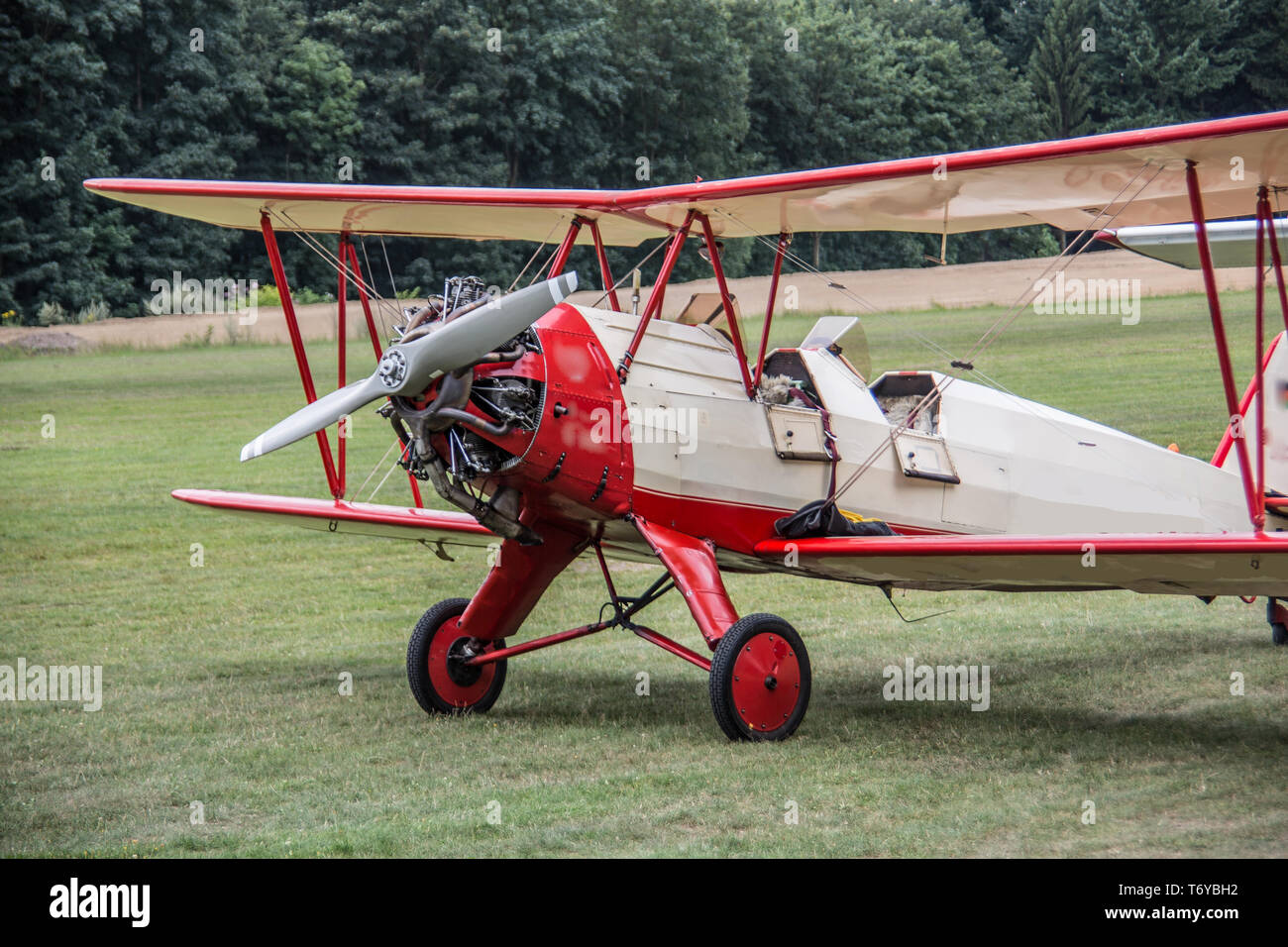 Propeller airplane cockpit with instrument panel Stock Photo - Alamy