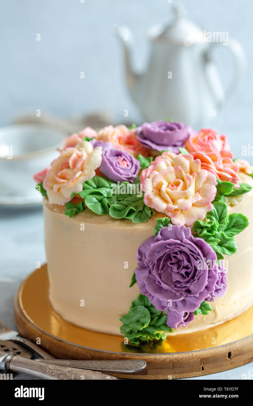 Buttercream flowers cake hi-res stock photography and images - Alamy