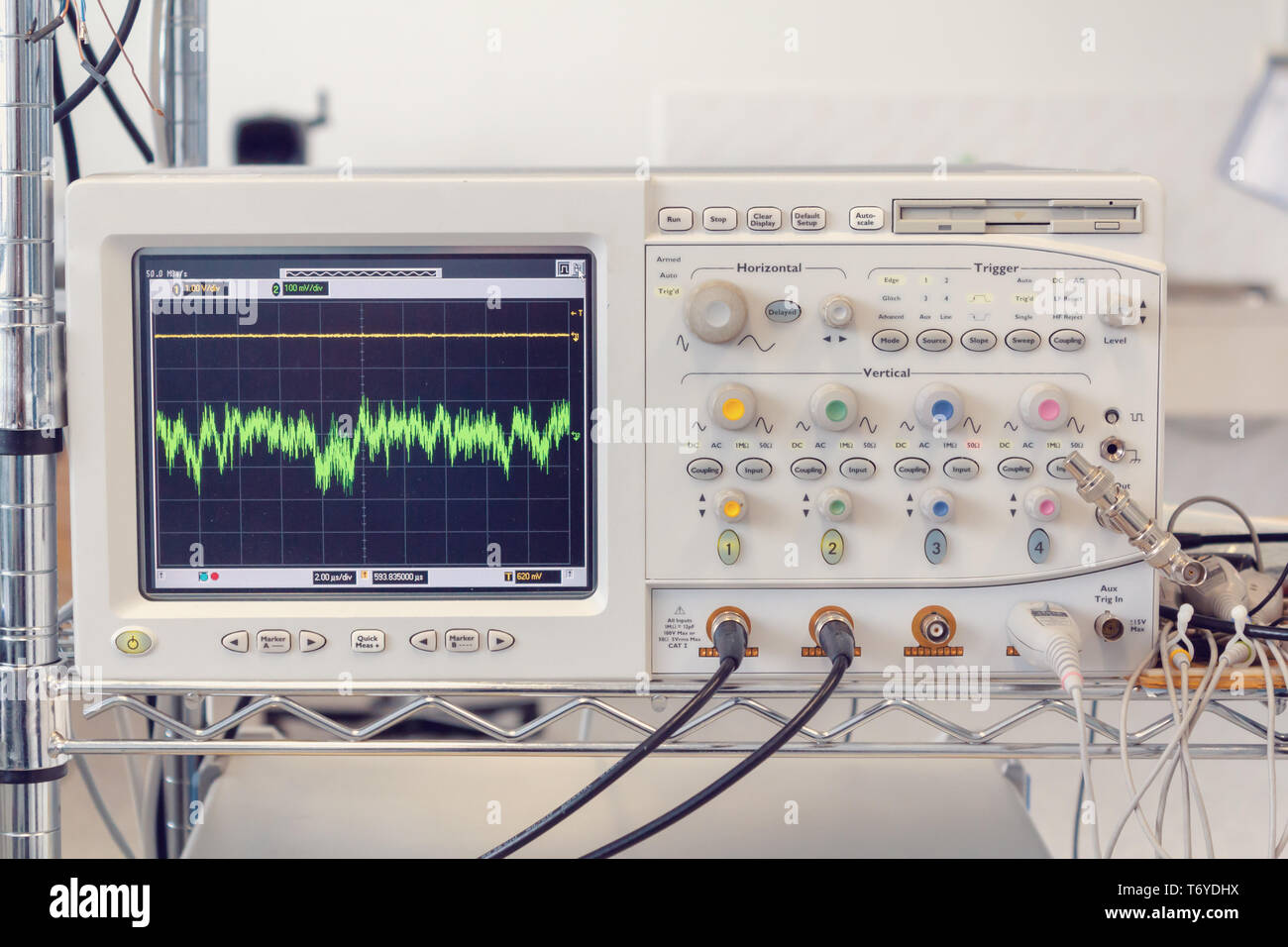 Spectrum analyzer hi-res stock photography and images - Alamy