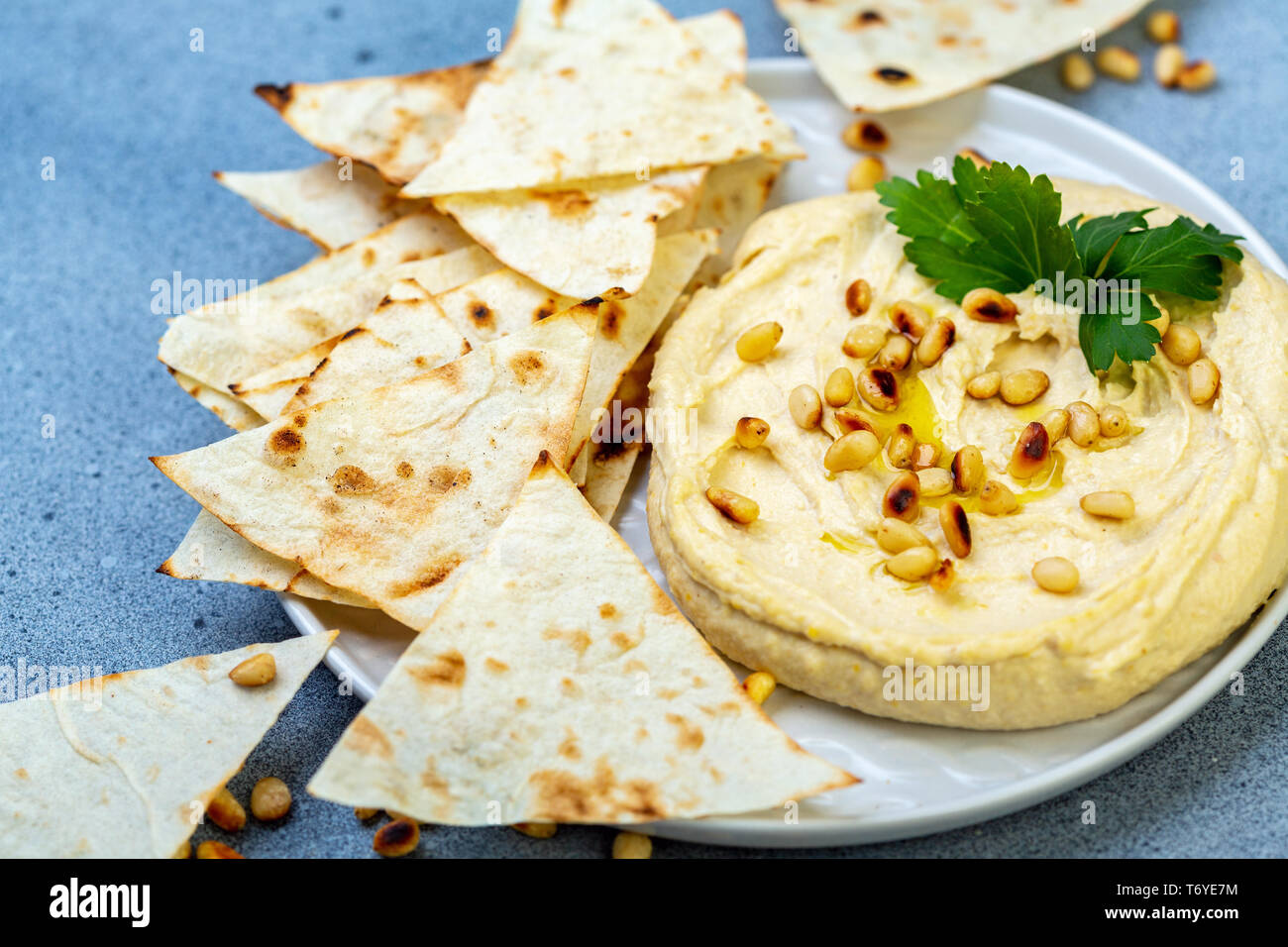 Hummus and pita bread hi-res stock photography and images - Alamy