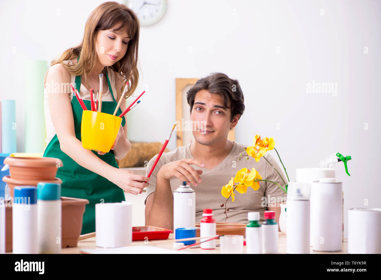 Couple decorating pots in workshop during class Stock Photo - Alamy