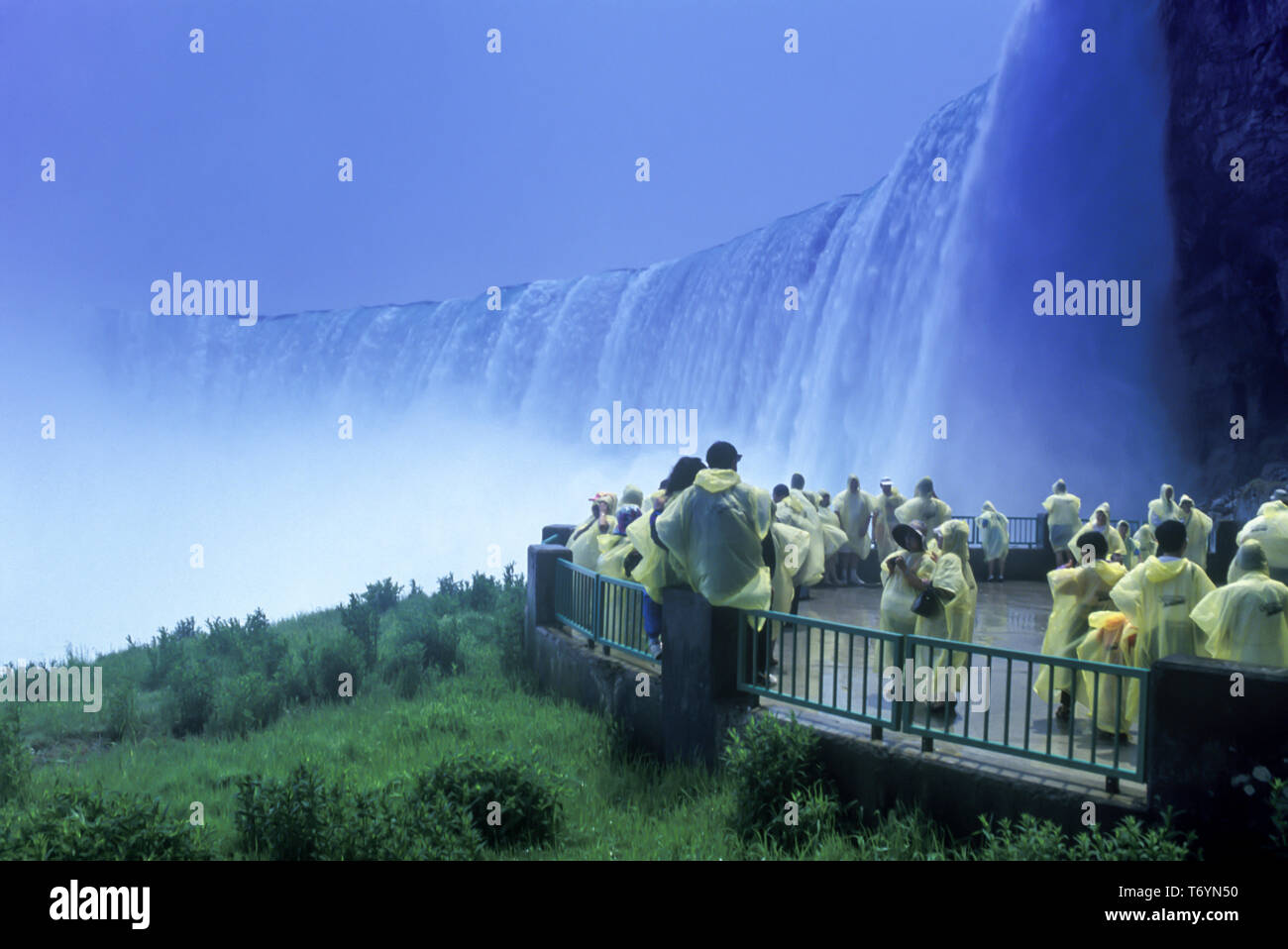 TOURISTS TABLE ROCK VIEWPOINT HORSESHOE WATERFALLS NIAGARA ONTARIO ...