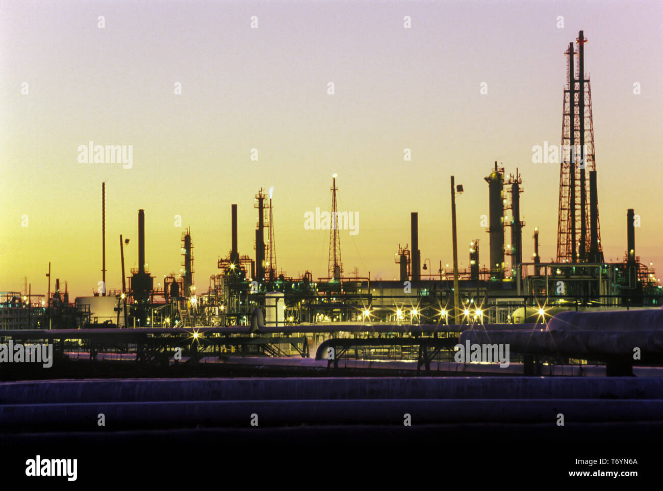 CRACKING TOWERS AND PIPELINES OIL REFINERY Stock Photo - Alamy