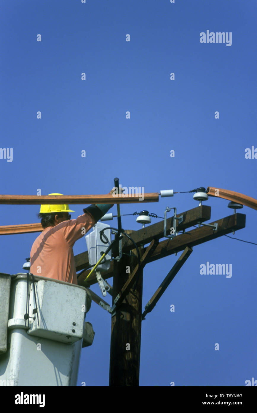 ELECTRIC POWER WORKER REPAIRING POWER LINES Stock Photo - Alamy