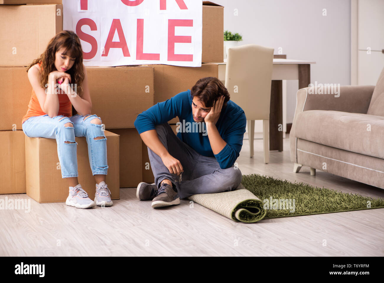 Family moving house upset hi-res stock photography and images - Alamy