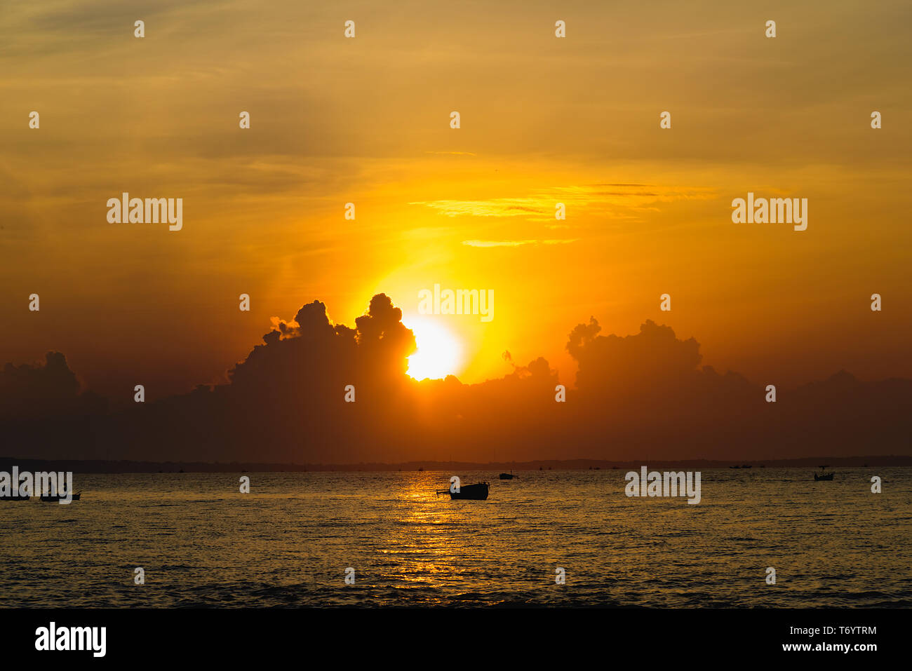Dawn sun on red sea hi-res stock photography and images - Alamy