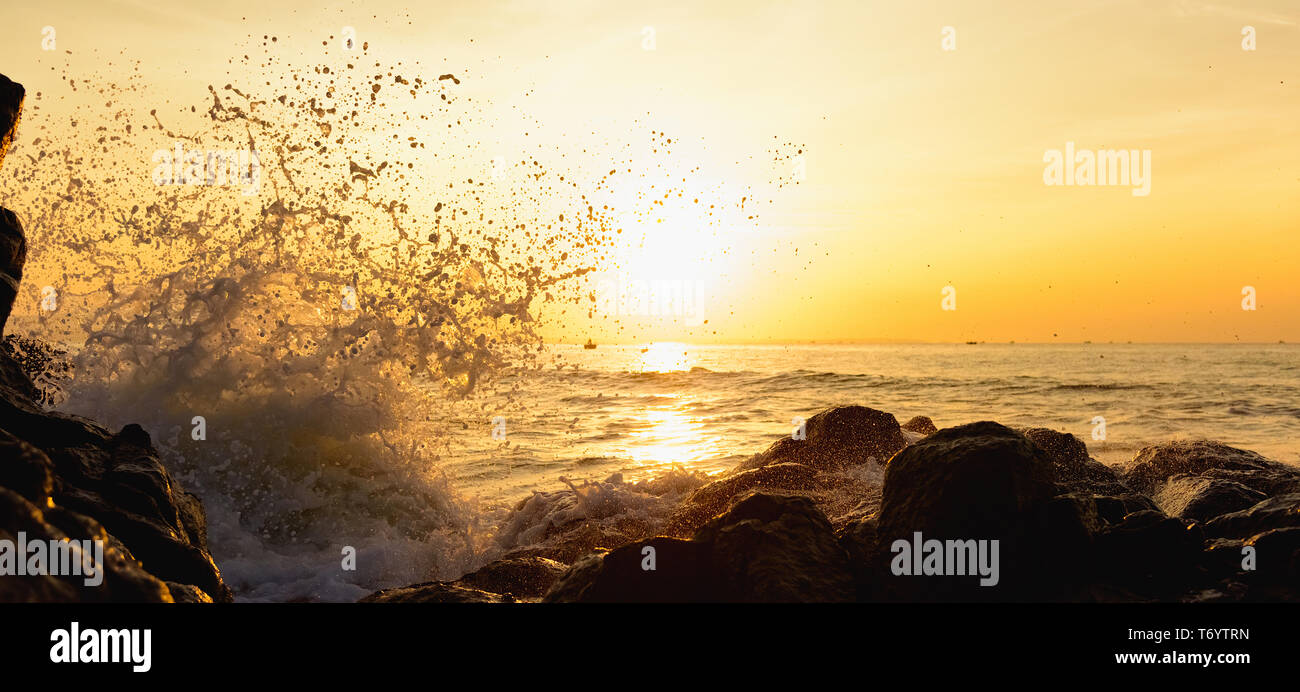 Splashing waves hi-res stock photography and images - Alamy