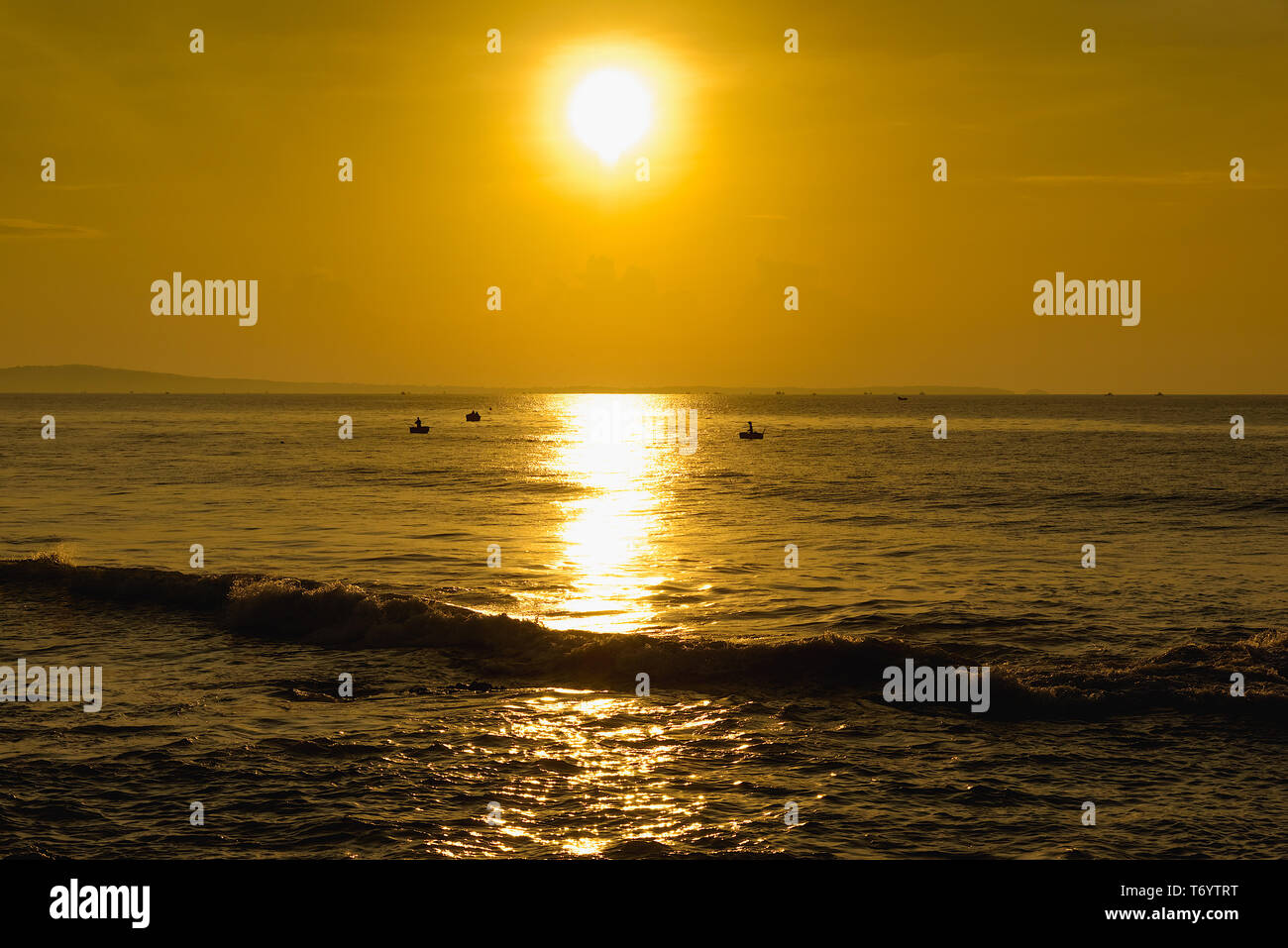 Dawn sun on red sea hi-res stock photography and images - Alamy