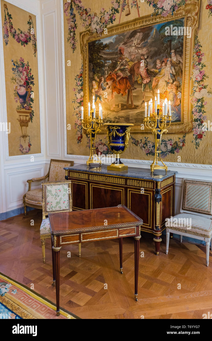 Louvre interior hi-res stock photography and images - Alamy