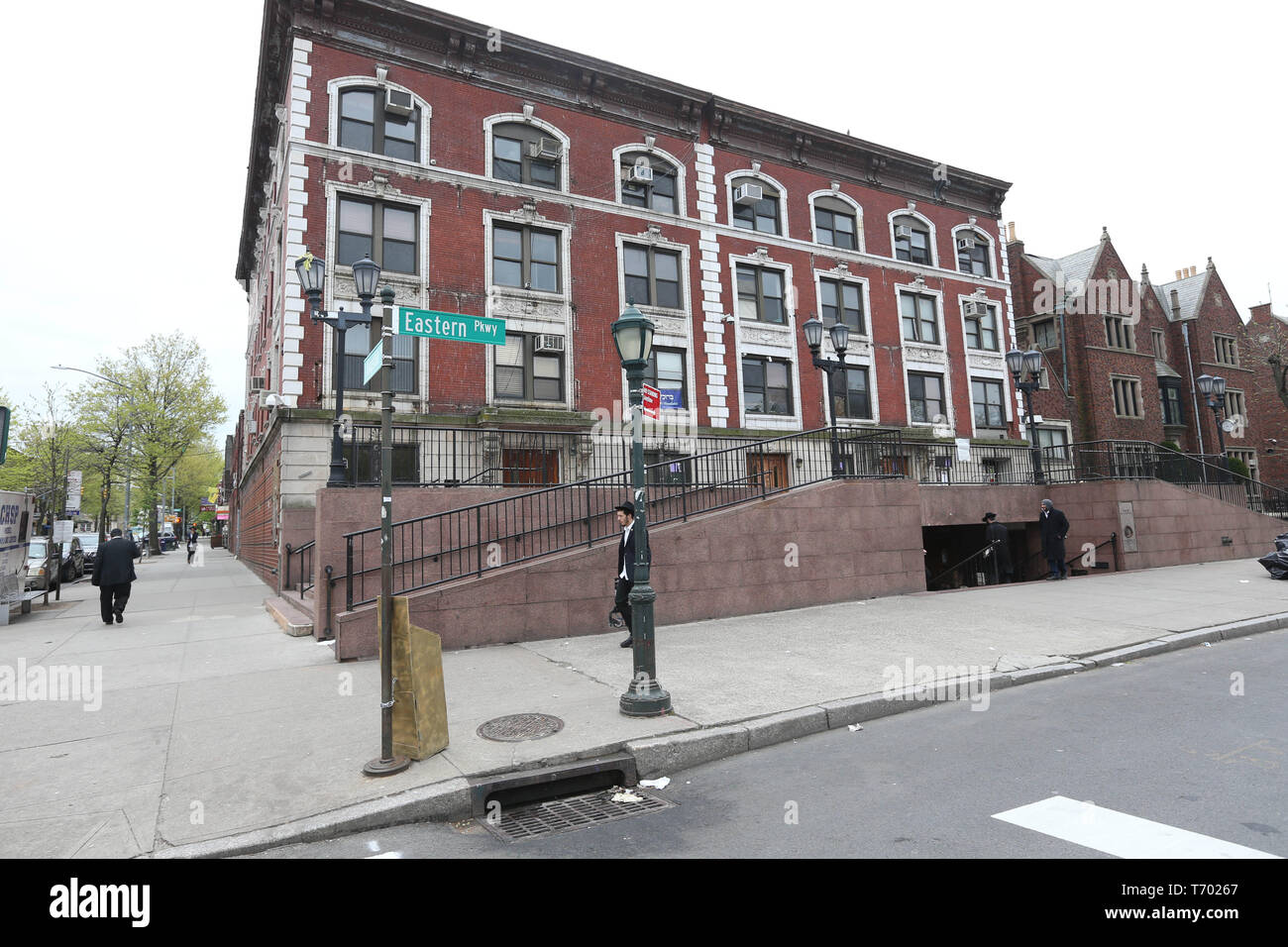 The rabbi of lubavitch on 770 eastern parkway hi-res stock photography ...