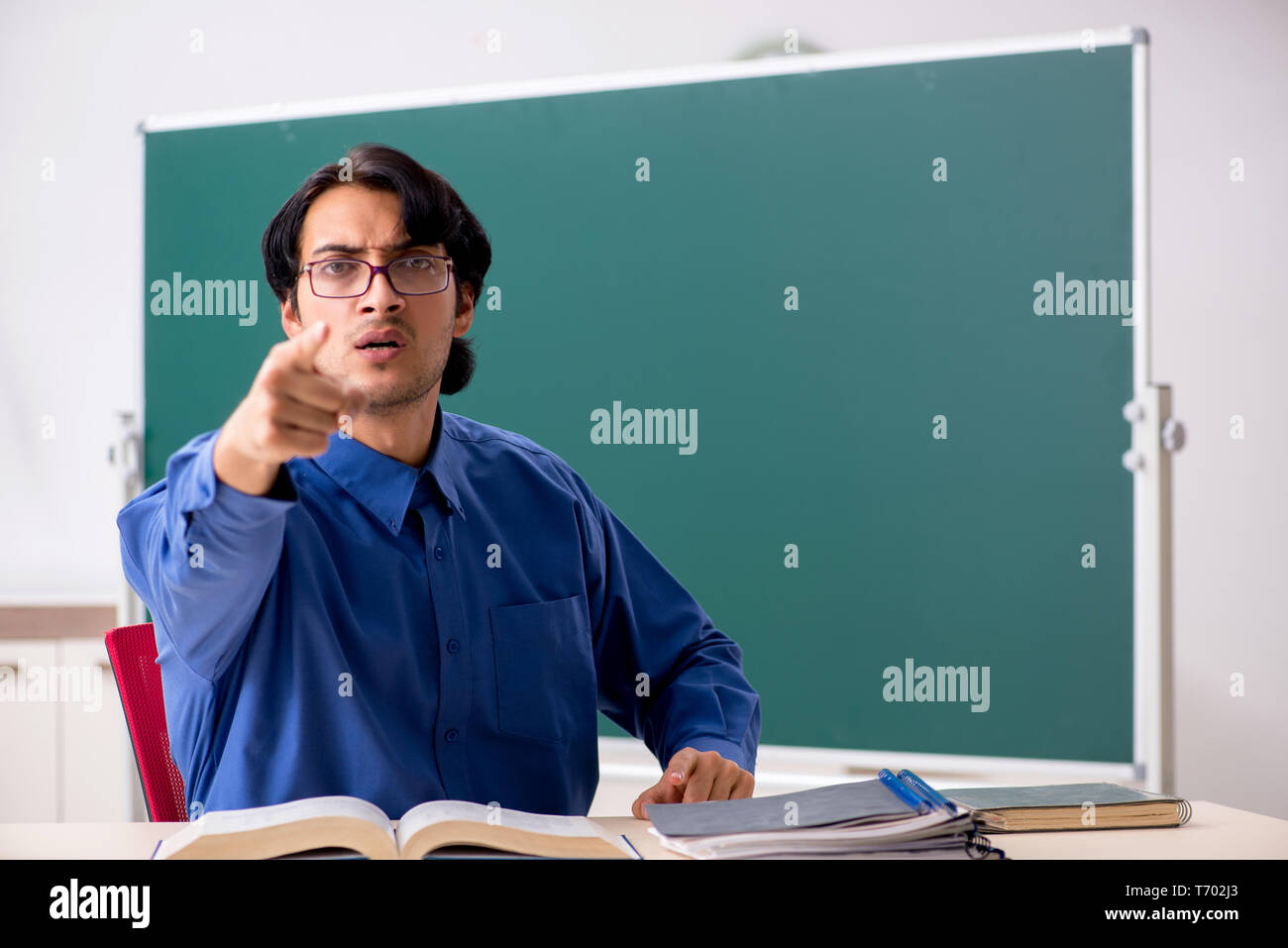 Male teacher questioning class hi-res stock photography and images - Alamy
