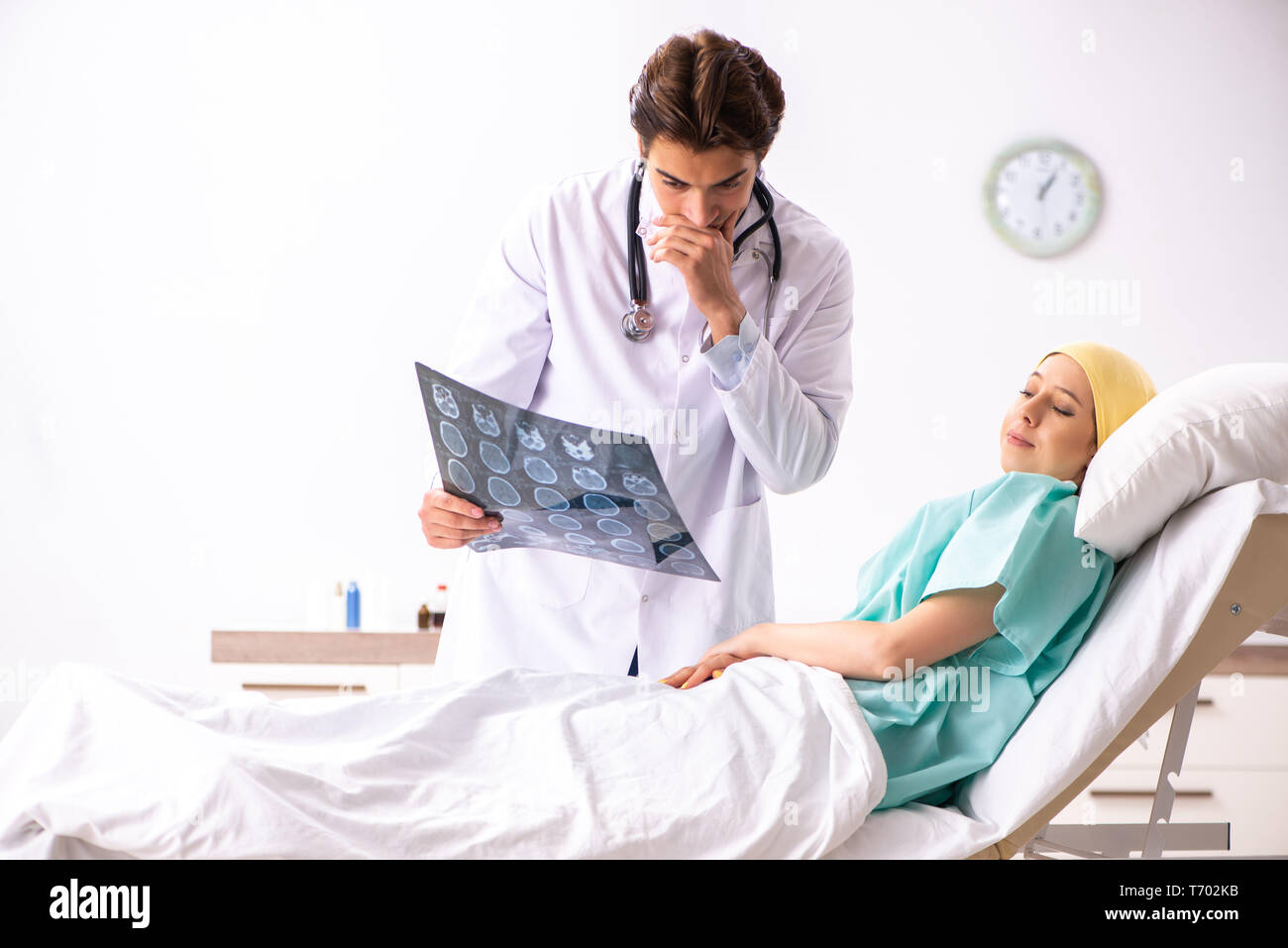Doctor visiting patient ct scan hi-res stock photography and images - Alamy