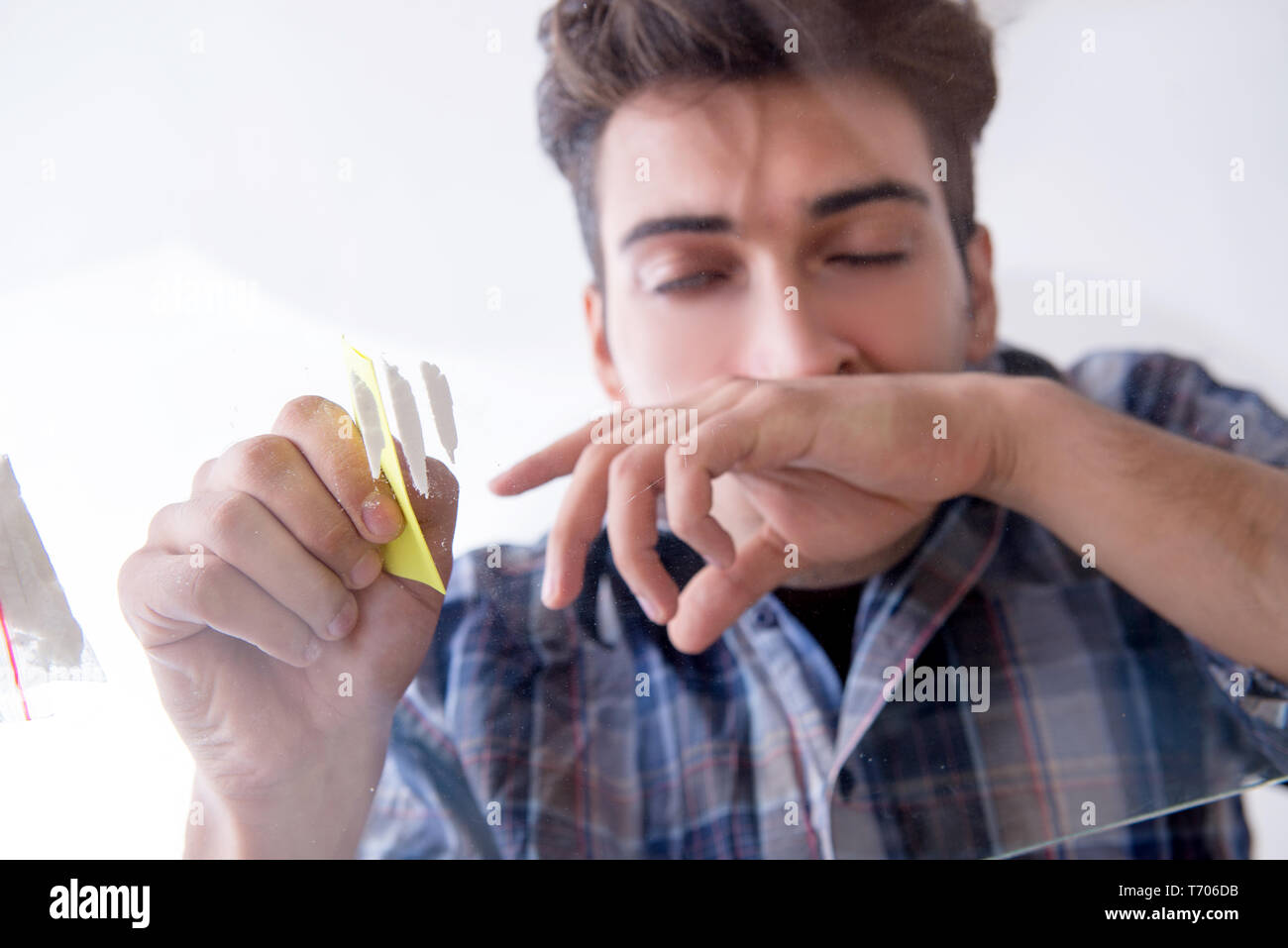 Cocaine sniffing business hi-res stock photography and images - Alamy