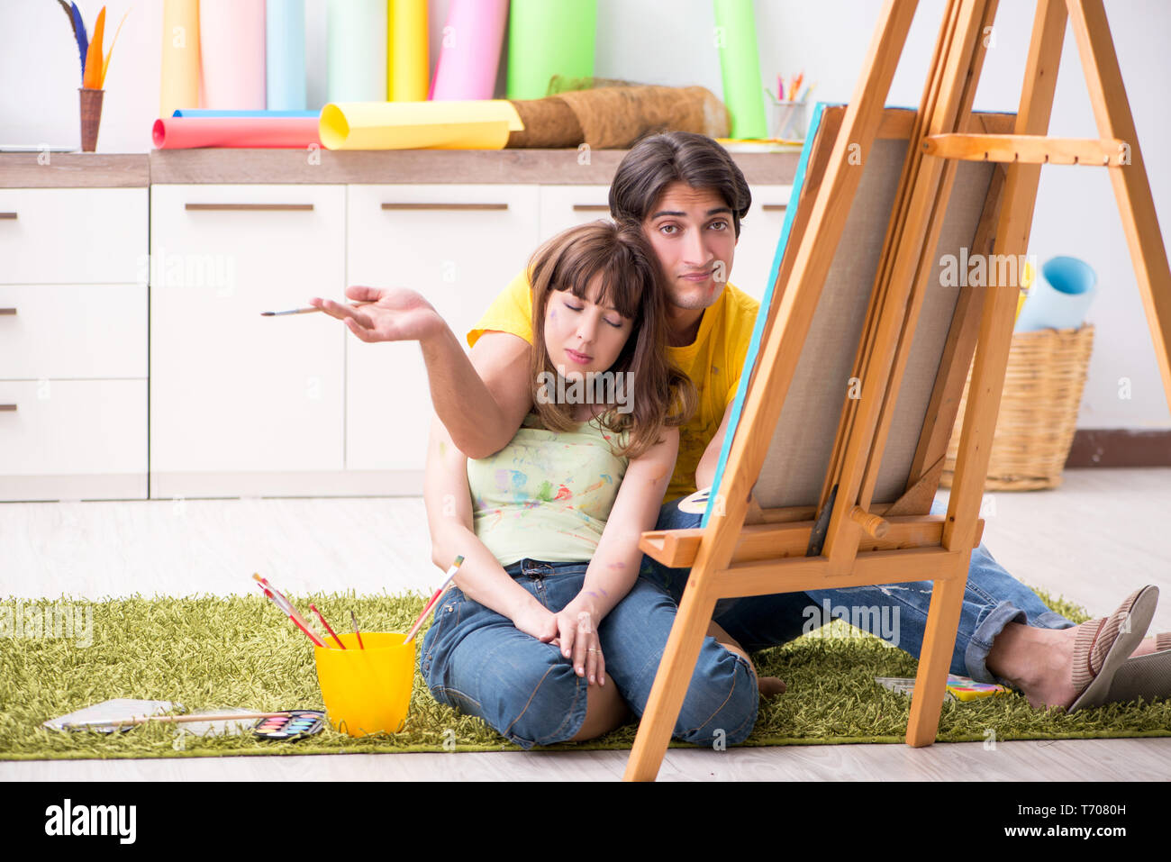 Man woman artist couple hugging hi-res stock photography and images - Alamy