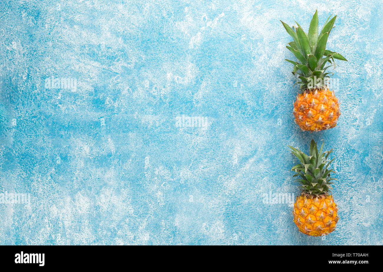 Whole pineapples hi-res stock photography and images - Alamy