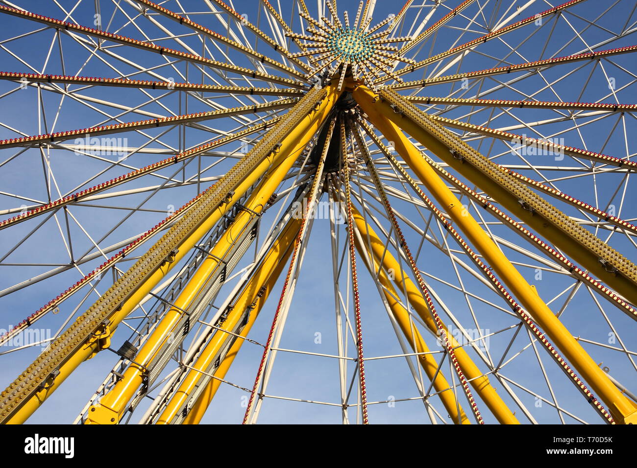 Yellow ferris wheel Stock Photo - Alamy