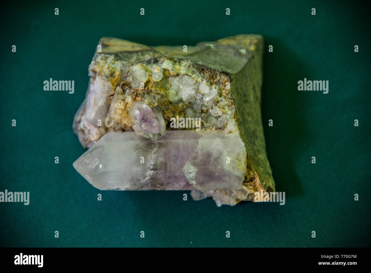 Amethyst crystal rock hi-res stock photography and images - Alamy