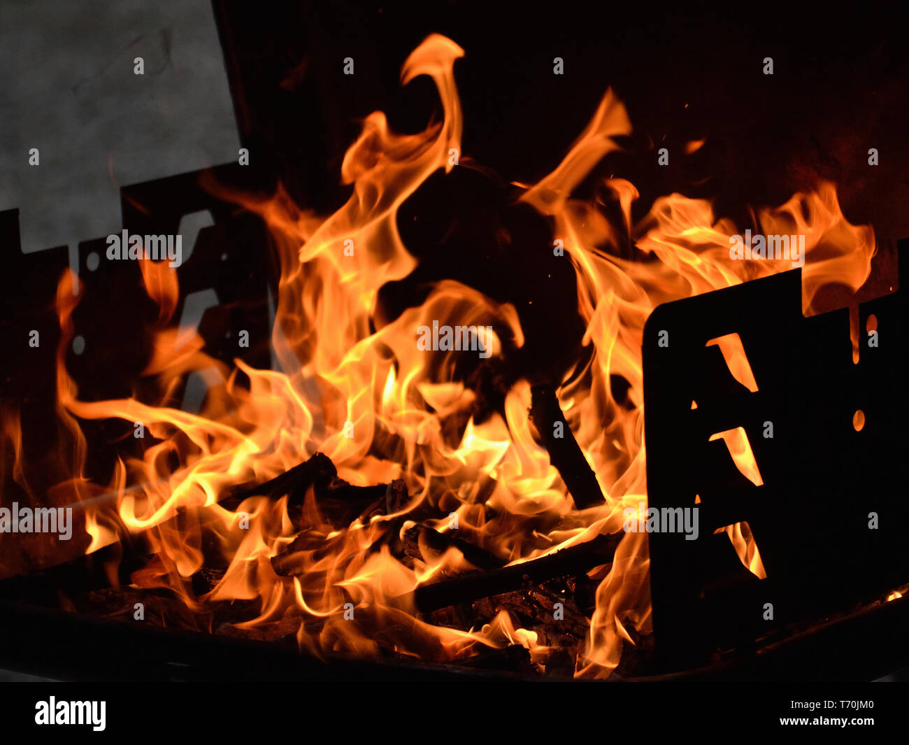 Burning fire grill hi-res stock photography and images - Alamy