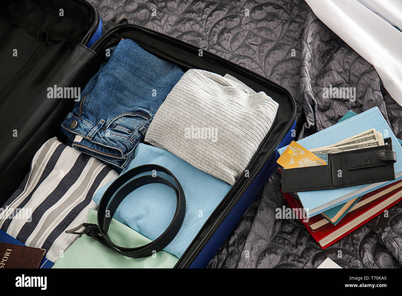 Packed books hi-res stock photography and images - Alamy