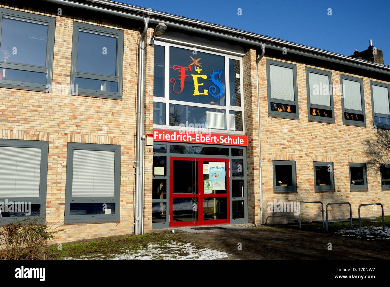 Modern elementary school hi-res stock photography and images - Alamy