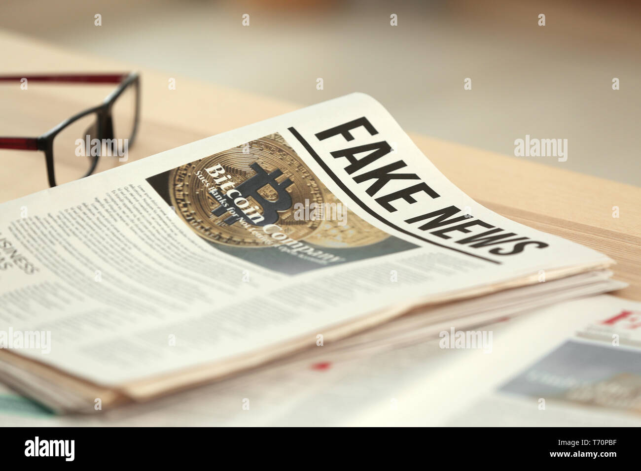 Newspapers on table hi-res stock photography and images - Alamy