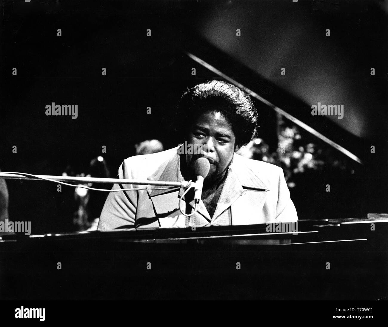 Barry white 1974 Black and White Stock Photos & Images - Alamy