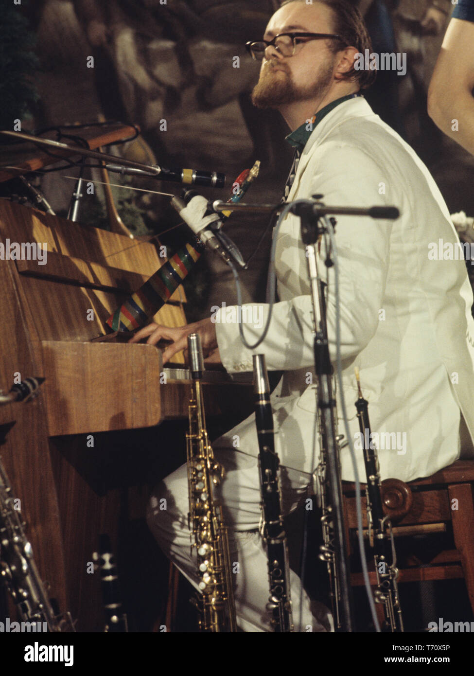 Andy thunderclap newman hi-res stock photography and images - Alamy